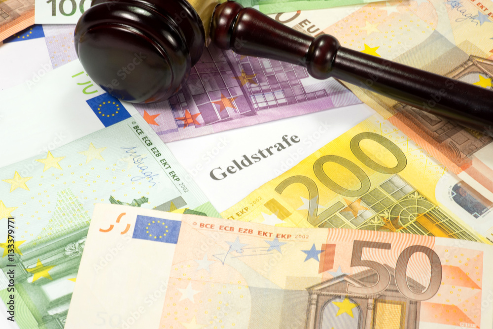 Ein Richterhammer und die Geldstrafe Stock-Foto | Adobe Stock