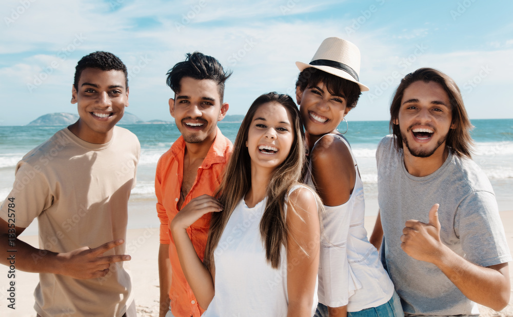 5 lachende Jugendliche am Strand Stock-Foto | Adobe Stock