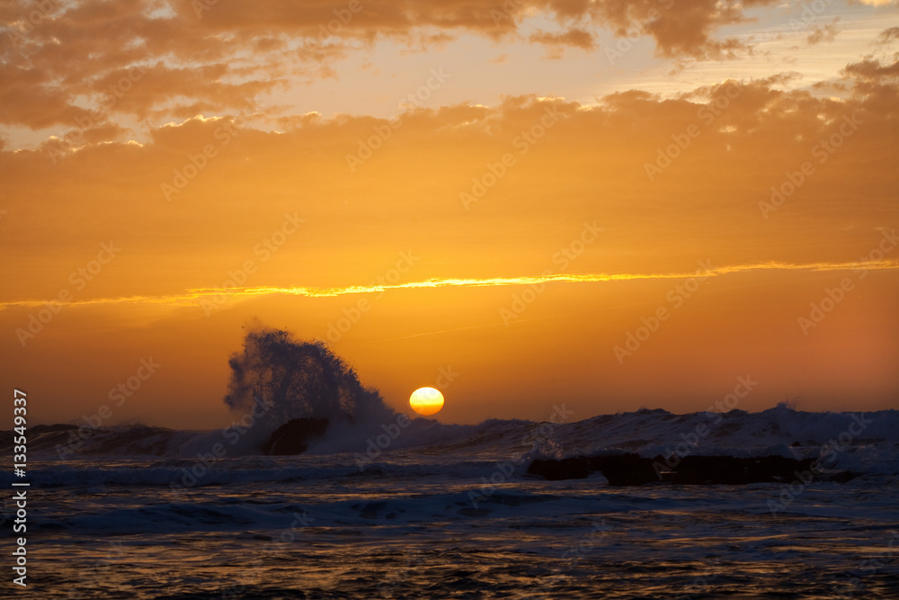 coucher de soleil sur la mer agitée foto de Stock | Adobe Stock