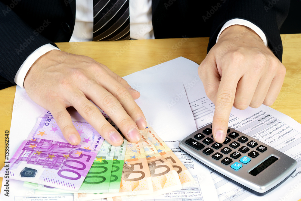 Steuerberater oder Buchhalter bei Abrechnung von Geld und Finanzen foto ...