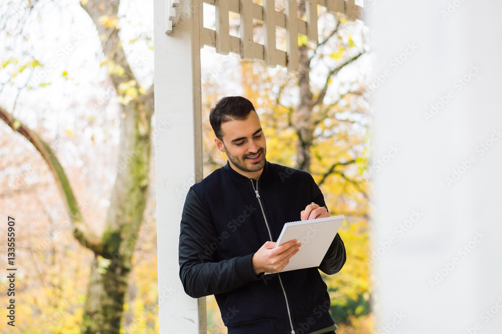 Foto de Man drawing outside, at the park. do Stock | Adobe Stock