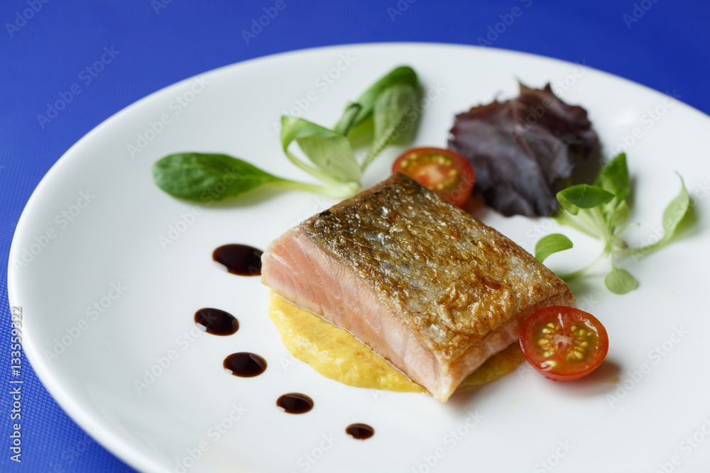 Fish fillet on a plate with tomatoes and lettuce foto de Stock | Adobe ...