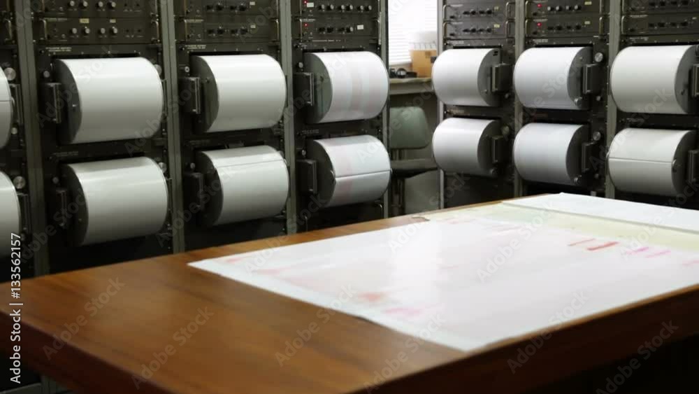 Video „Ten seismographs recording earthquakes on the sheet of measuring ...