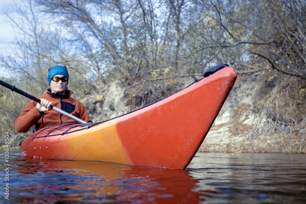 Traveling by kayak on the river on a sunny day. foto de Stock | Adobe Stock