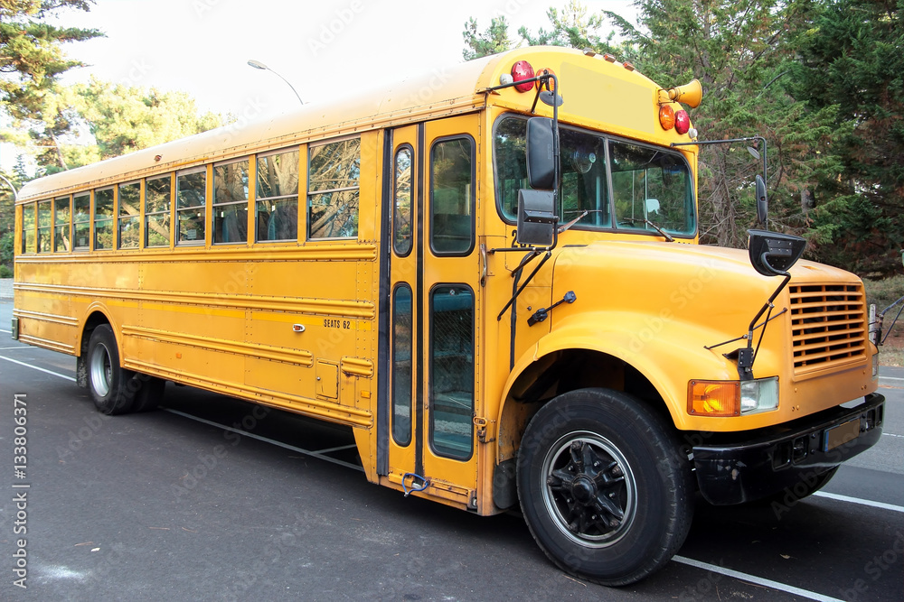 Bus jaune Stock-Foto | Adobe Stock