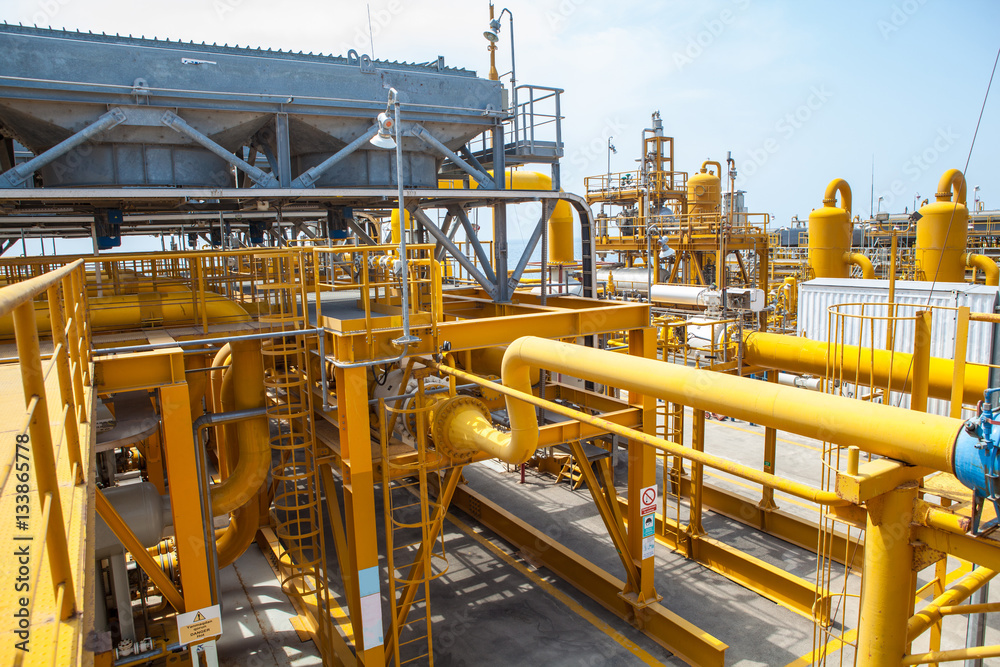 Foto de Compressor and pumping systems in oil field in Azerbaijan ...