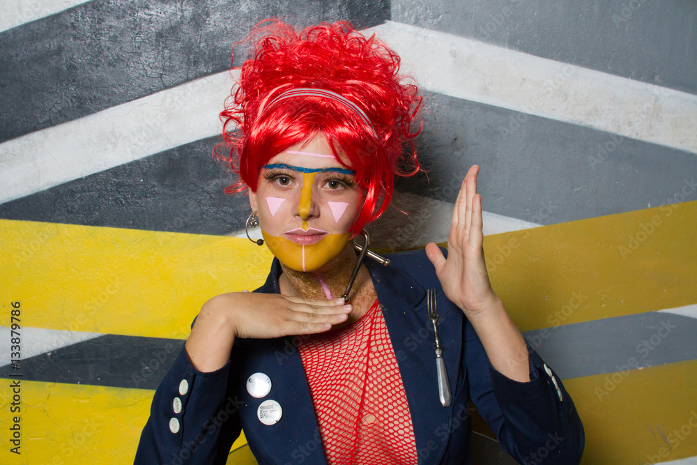 Retrato de chica joven con estética punk y post-punk (tribu urbana ...