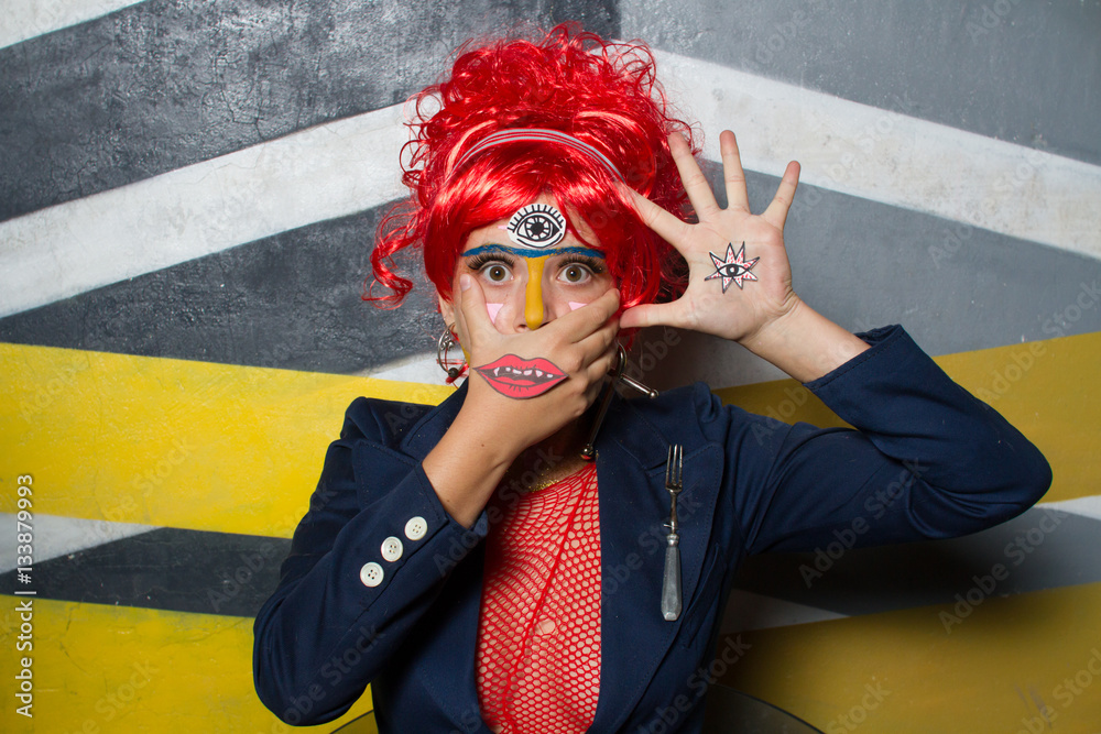 Retrato de chica joven con estética punk y post-punk (tribu urbana ...