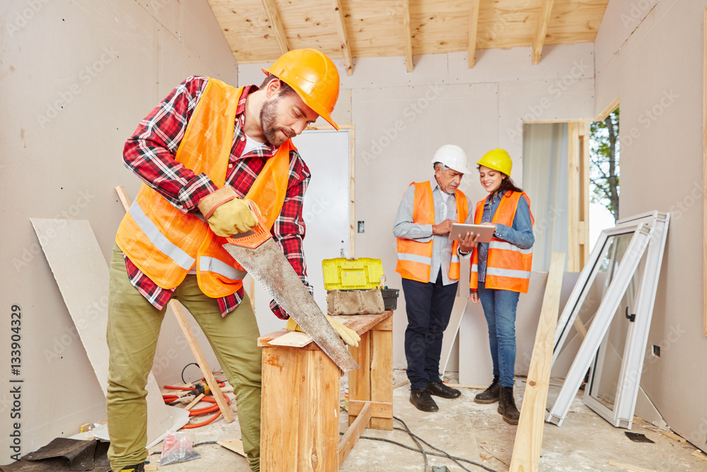 Handwerker als Zimmermann sägt Holz Stock Photo | Adobe Stock