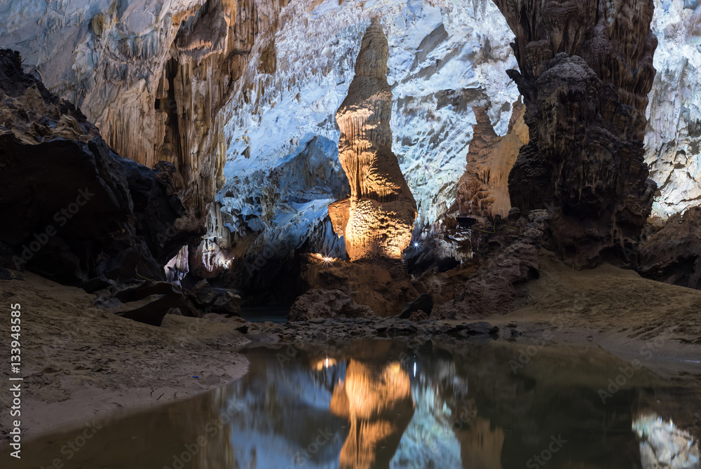 Stalactite rock formations reflecting on water in Phong Nha Cave in ...