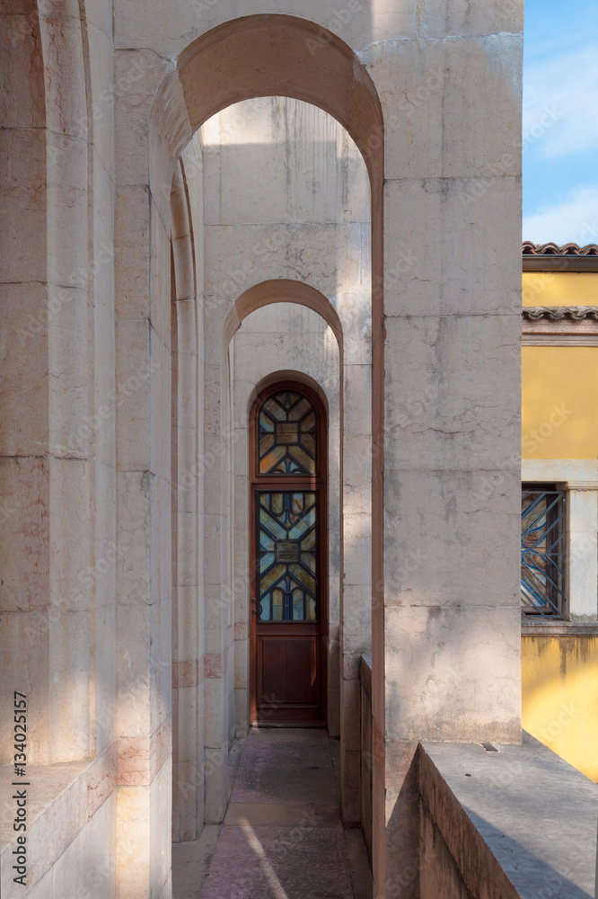 La porta con la vetrata sulla balconata con le arcate nell'edificio ...