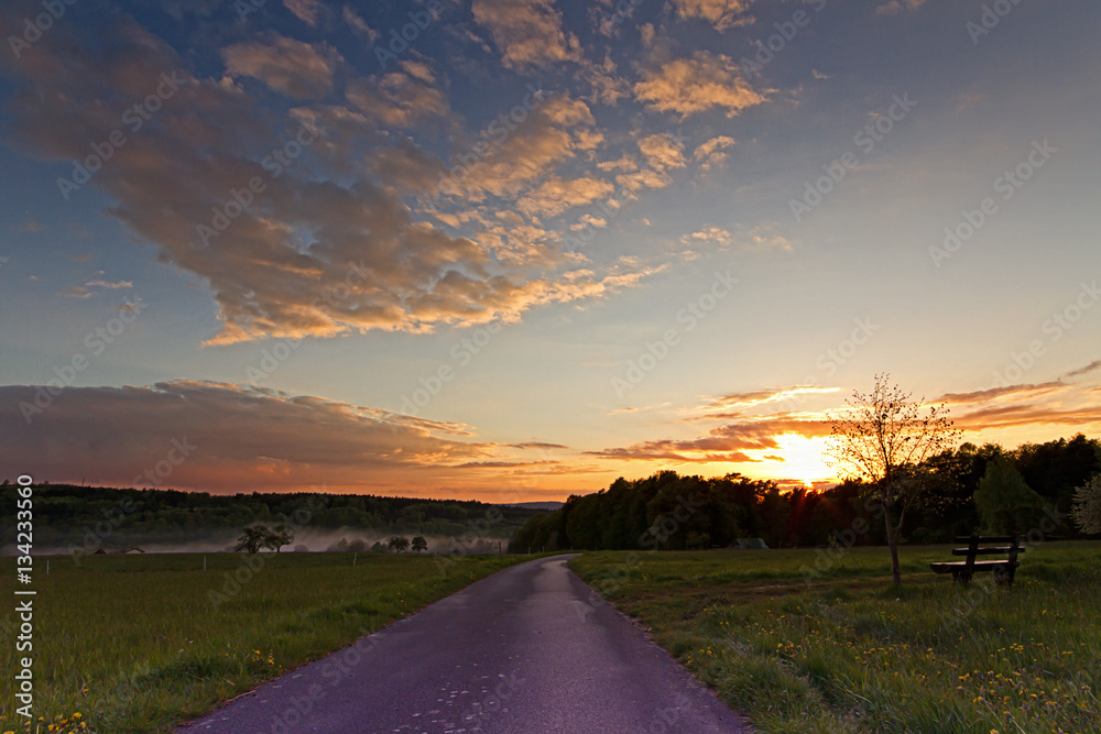 Einen neuen Weg gehen Stock Photo | Adobe Stock