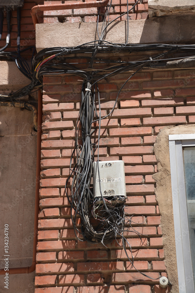 acometida eléctrica en la fachada de un edificio Stock-Foto | Adobe Stock