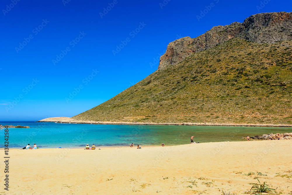 Foto de Tourists relax and bath on the Stavros beach, made famous by ...