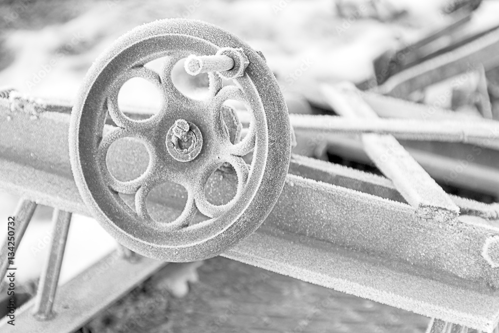 En frostig och rostig maskindel som ligger utomhus Stock Photo | Adobe ...