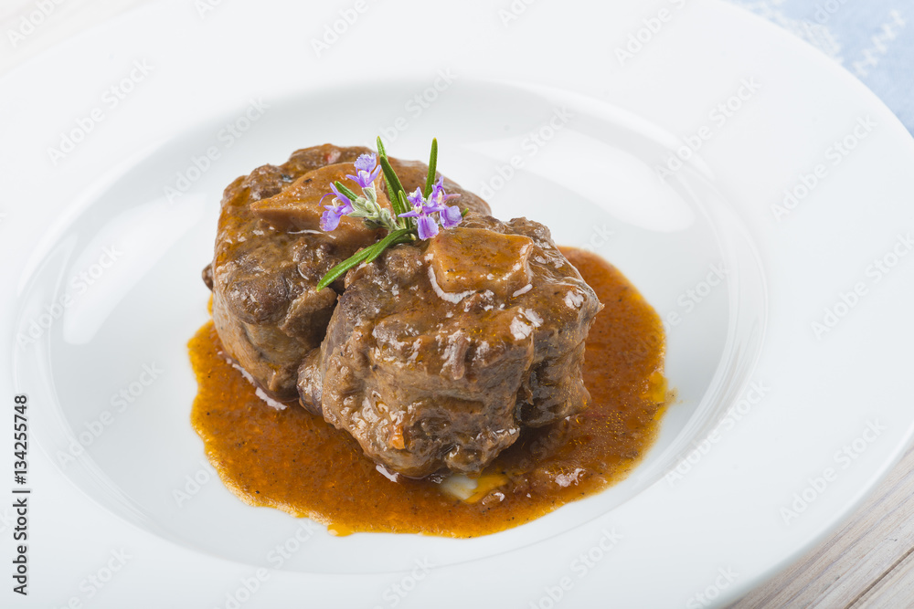 Guiso de carne de rabo de toro o ternera con salsa de verduras y vino ...
