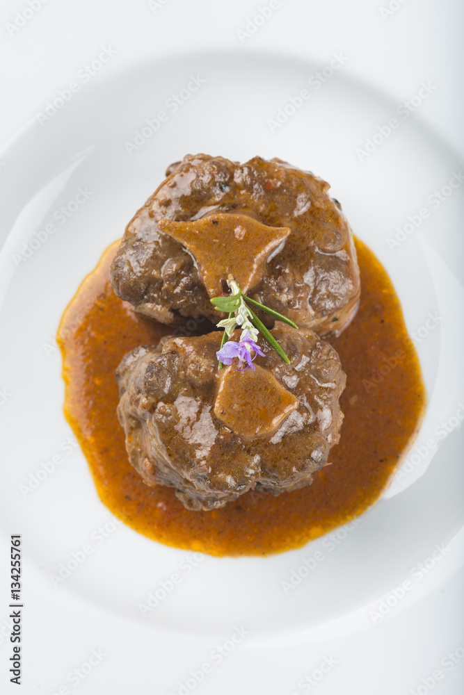 Guiso de carne de rabo de toro o ternera con salsa de verduras y vino ...