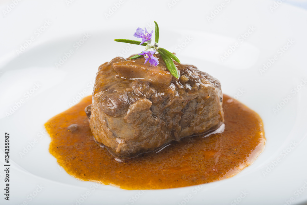 Guiso de carne de rabo de toro o ternera con salsa de verduras y vino ...