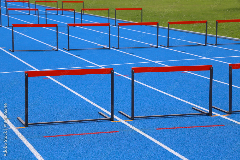 red obstacles on the blue running track during a race Stock-Foto ...