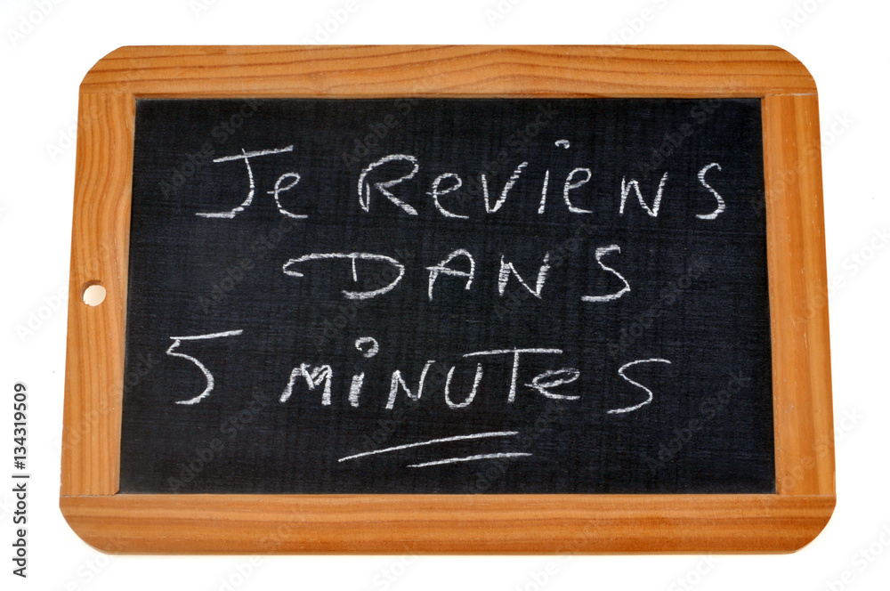 Foto Stock Ardoise avec écrit je reviens dans cinq minutes | Adobe Stock Foto Stock Ardoise avec écrit je reviens dans cinq minutes | Adobe Stock