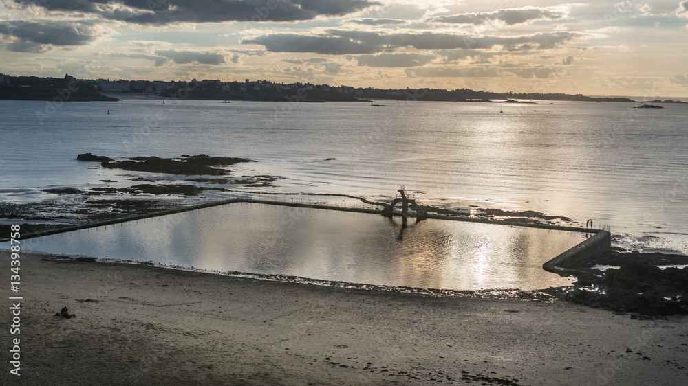 Oceanic swimming pool on the beach of Saint-Malo, France Stock-Foto ...