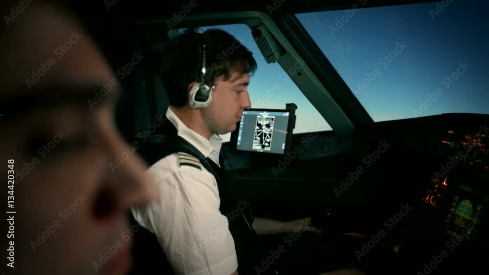 Vidéo Stock Captain and copilot in the flight deck of a passenger ...