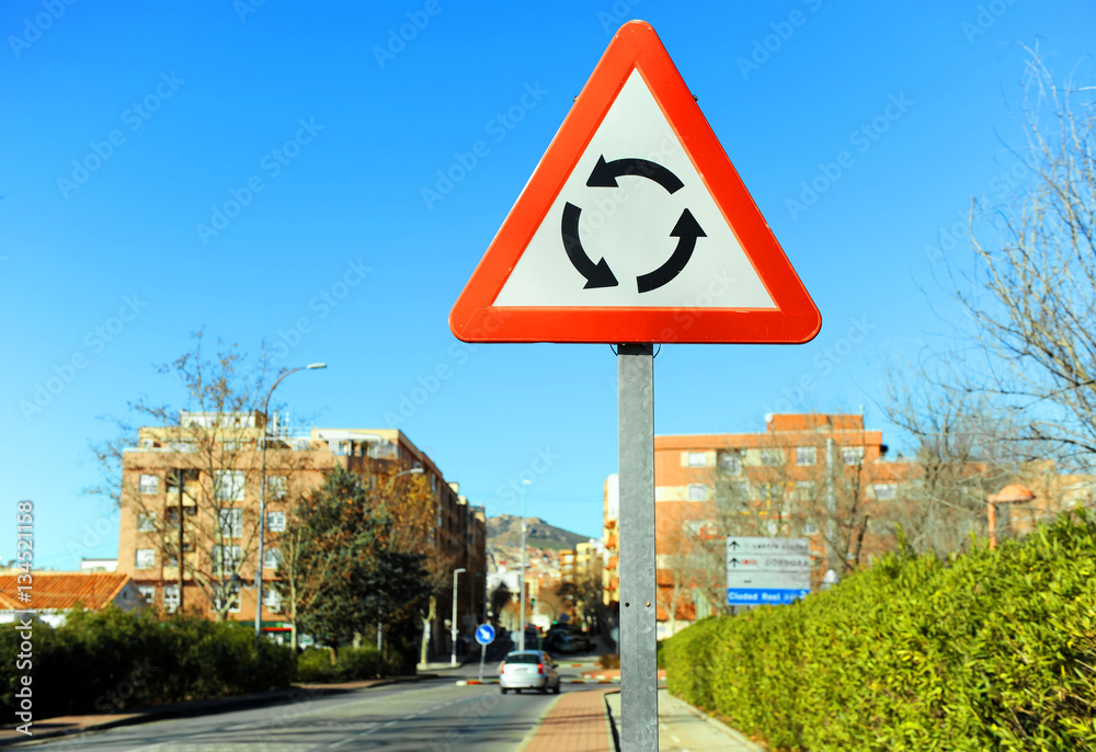 Rotonda en la ciudad, señal de tráfico Stock Photo | Adobe Stock