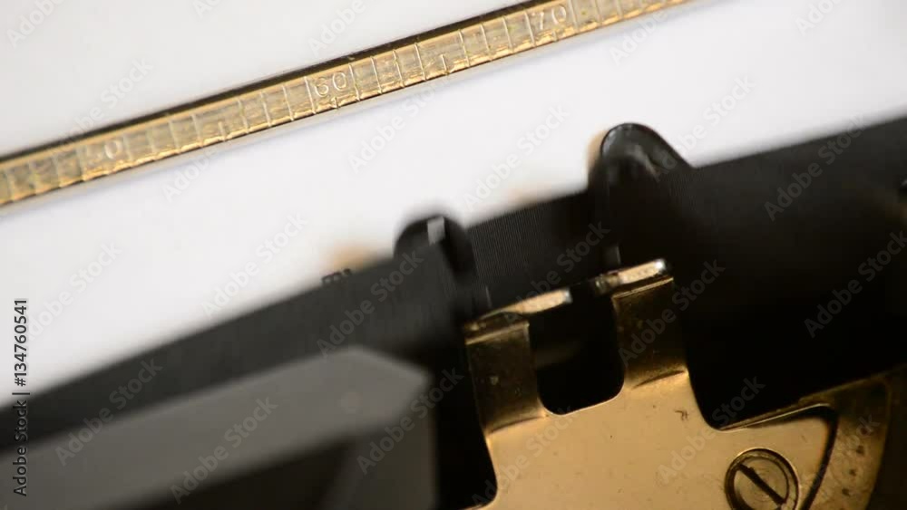 Vidéo Stock Typing the phrase thank you with an old manual typewriter ...