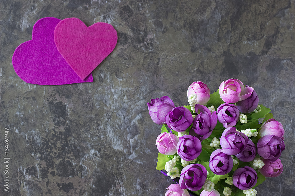 Foto Stock A two decorative pink and purple hearts and a flowers on ...