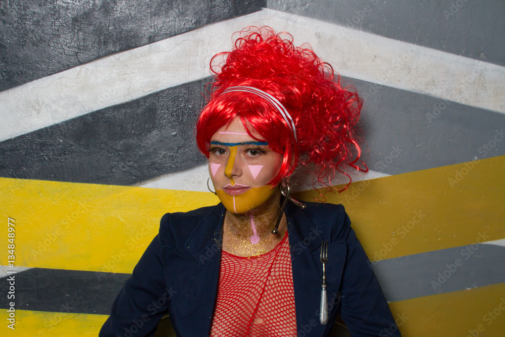 Retrato de chica joven con estética punk y post-punk (tribu urbana ...