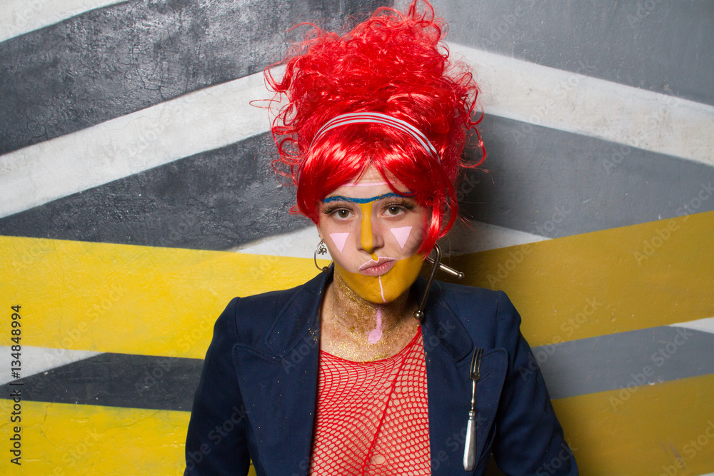 Retrato de chica joven con estética punk y post-punk (tribu urbana ...