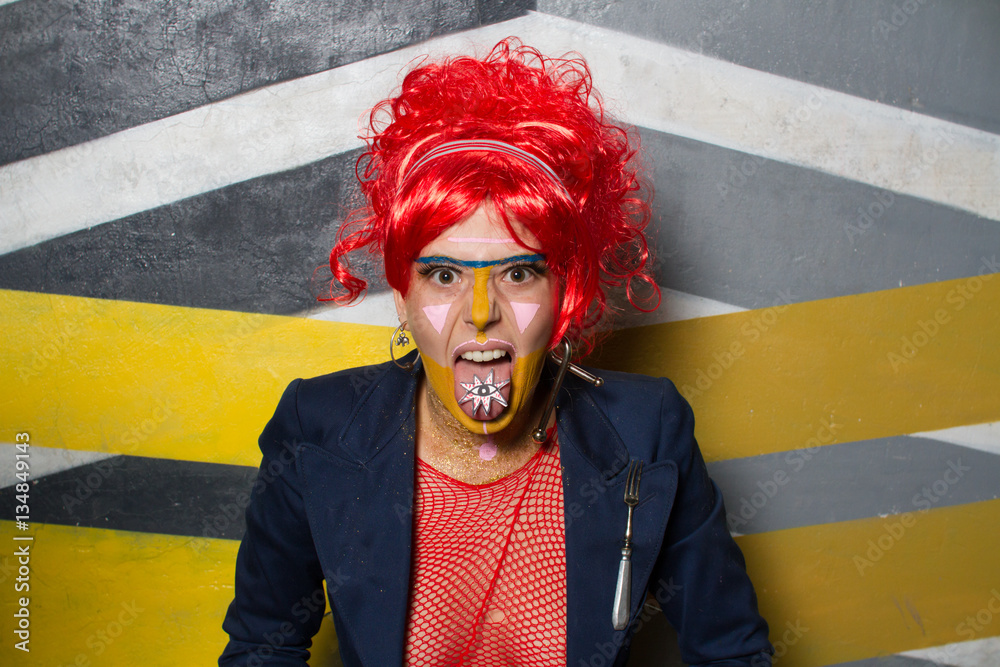 Retrato de chica joven con estética punk y post-punk (tribu urbana ...