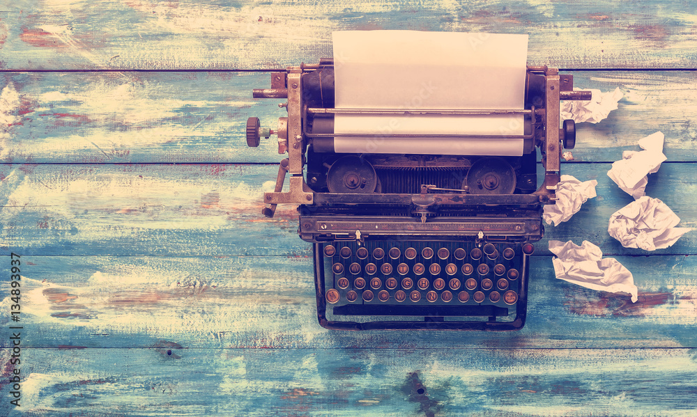Journalists single Equipment. Old typewriter and crumpled paper Stock ...