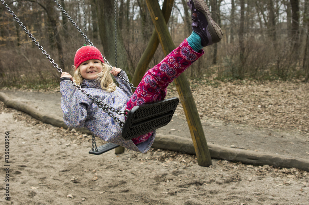 Foto Stock Kind auf der Schaukel | Adobe Stock