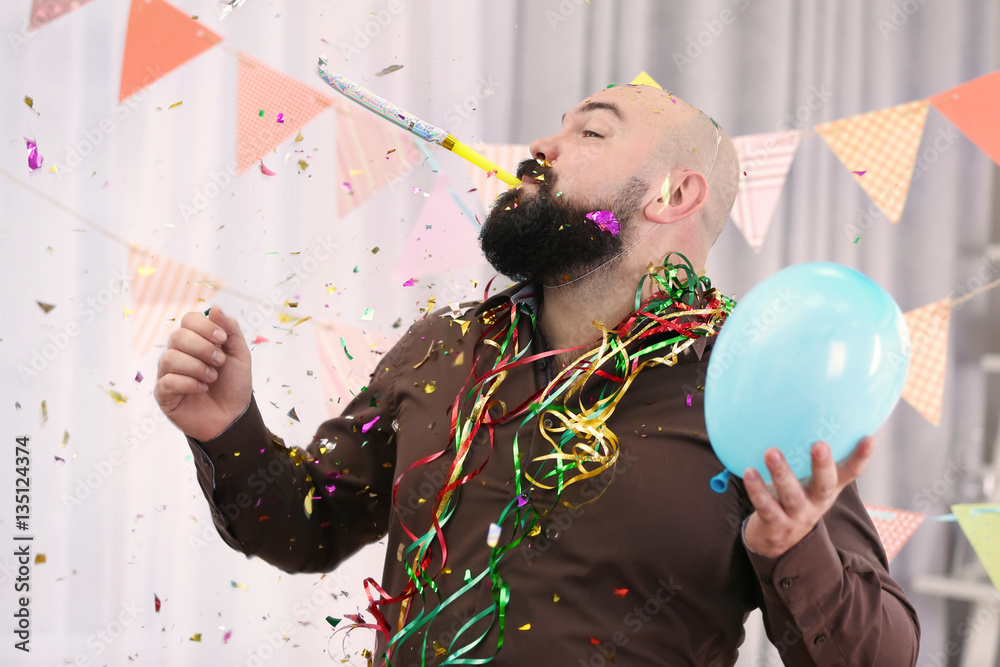 Funny fat man celebrating birthday at home Stock 写真 | Adobe Stock
