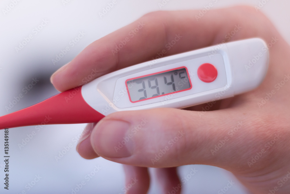 Fieberthermometer in Hand, Nahaufnahme Stock-Foto | Adobe Stock