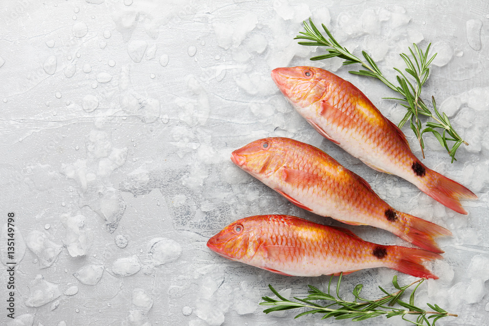 Fresh red mullet fish with rosemary on icy stone background Stock-Foto ...