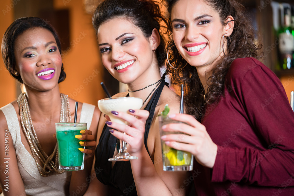 Girls enjoying nightlife in a club, drinking cocktails Stock-Foto ...