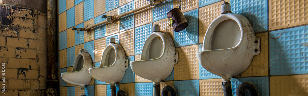 Alte Pissoir Panorama Stock-Foto | Adobe Stock