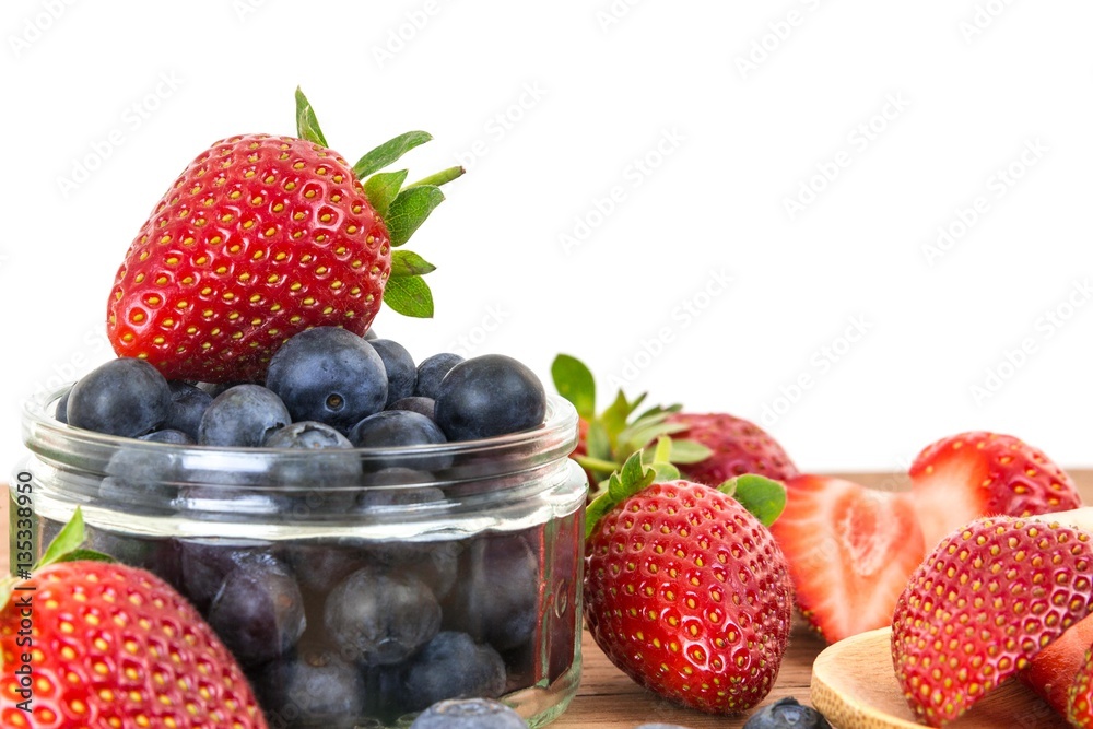 frische Beerenfrüchte Stock-Foto | Adobe Stock