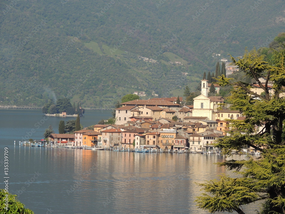 Lago d'Iseo - Sulzano, vista su Monte Isola Photos | Adobe Stock