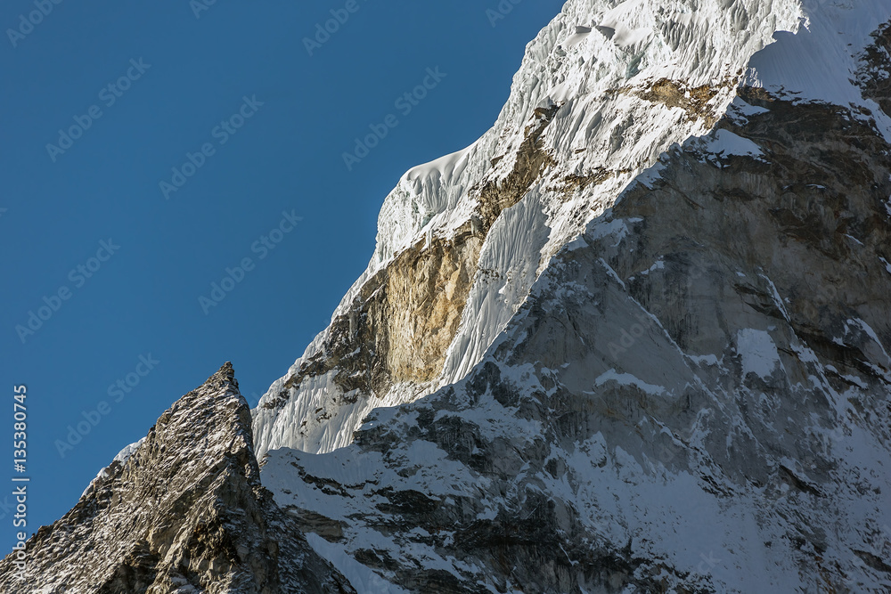 Foto de Fragmental view of the top of the Ama Dablam (6814 m) from the ...
