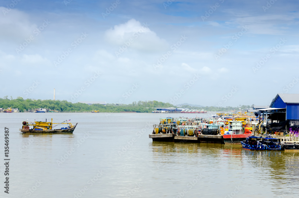 Foto de JOHOR, MALAYSIA - JANUARY 30, 2017: Fishing boats anchored at ...