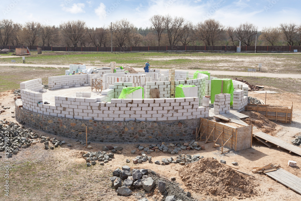 Constraction workers building a roundhouse with aerated autoclaved ...