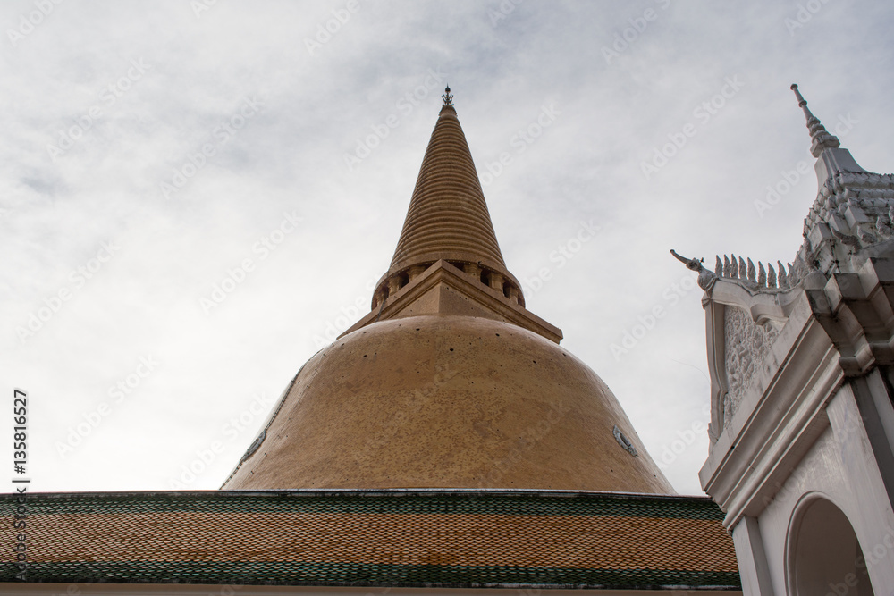 Foto de Phra Pathommachedi is the tallest stupa in the world in Nakhon ...