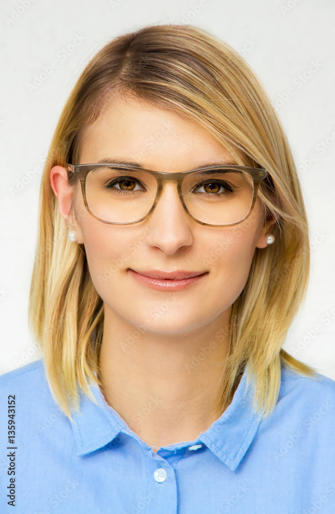 Junge Frau mit Brille - Young woman with glasses Stock-Foto | Adobe Stock