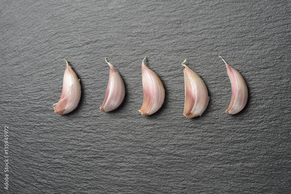 Ajos, dientes o partes de un ajo Stock-Foto | Adobe Stock