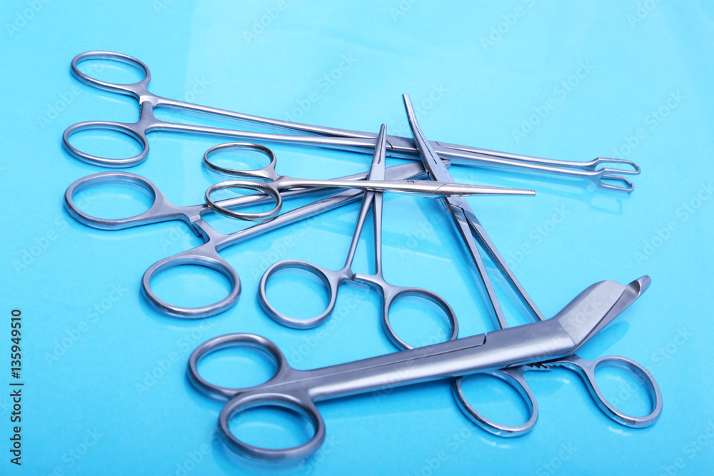 Surgical instruments and tools on table for a surgery Stock-Foto ...