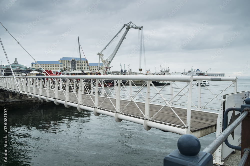 ponte móvel da doca de waterfront em capetown Stock Photo | Adobe Stock