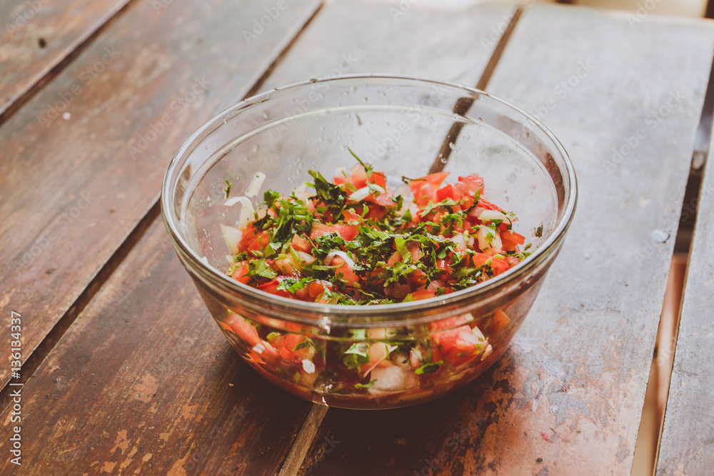 Chirmol elaborado de tomate, cebolla, cilantro y especies, comida ...